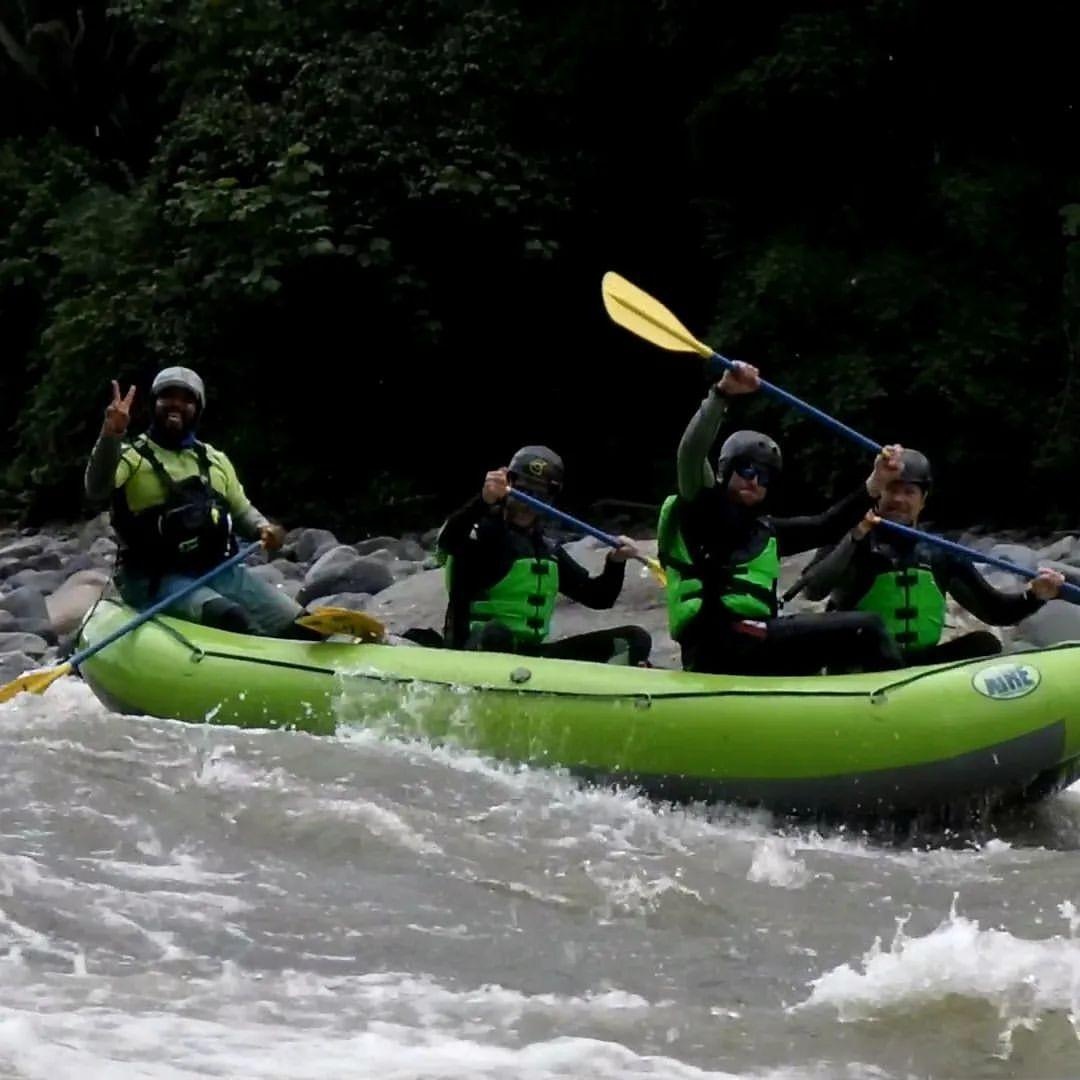Royal Marines attacked by pirates, fight them with just their paddles ...